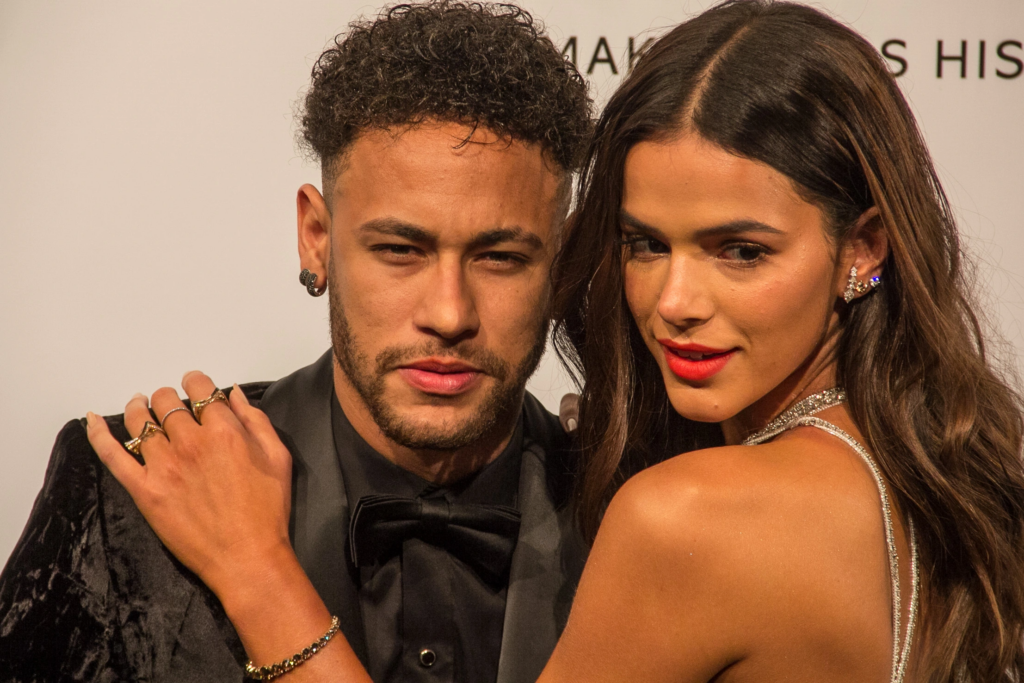 Neymar's Ex-Girlfriend Poses Naked For Vogue Magazine Sending Fans In A ...